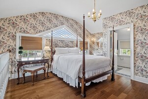 Suíte, banheira de imersão (Signature Two-Story Suite) | Camas com colchões de espuma com sistema de memória