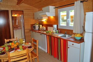 Casa de Campo, 2 quartos | Cozinha privada | Um frigorífico/congelador grande, um micro-ondas, um forno 