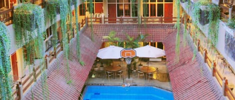 Piscina exterior, espreguiçadeiras