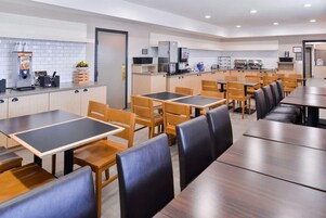 Café da manhã com buffet grátis todos os dias