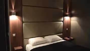 Quarto Duplo Comfort | Roupa de alta qualidade, cofre no quarto, secretária