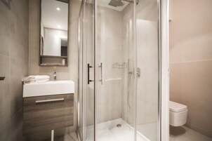 Roupas de cama premium, cofres nos quartos, escrivaninha