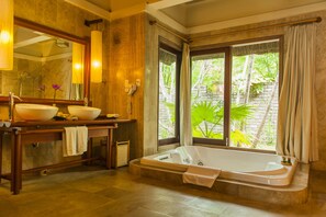 Villa, 3 quartos, piscina privativa | Casa de banho | Uma combinação polibã/banheira, uma banheira de imersão total