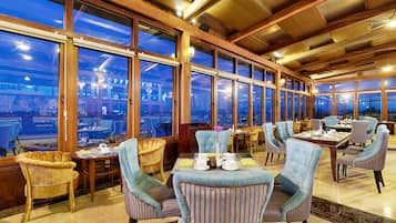 3 restaurantes, pequenos-almoços servidos, cozinha vietnamita