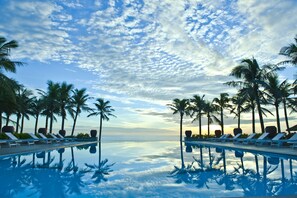 3 piscinas externas, guarda-sóis, espreguiçadeiras