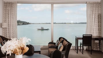 Suite Panorâmica, 1 cama king-size, banheira de hidromassagem, vista para o porto | Vista para a praia ou o mar