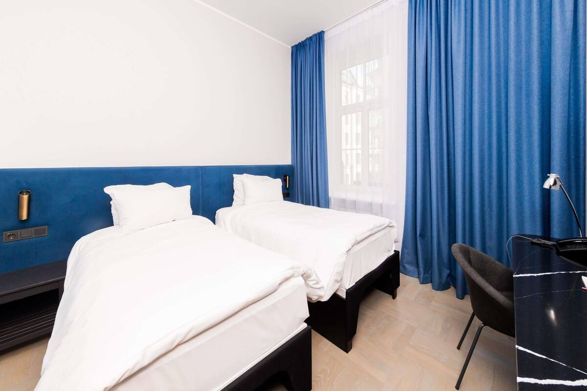 Quarto clássico, 2 camas de solteiro | Roupas de cama antialérgicas, cofres nos quartos, escrivaninha
