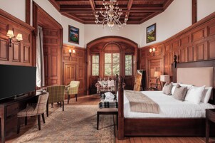 Suite Superior, 1 cama king-size | Com decoração personalizada, com mobília individualizada, secretária 