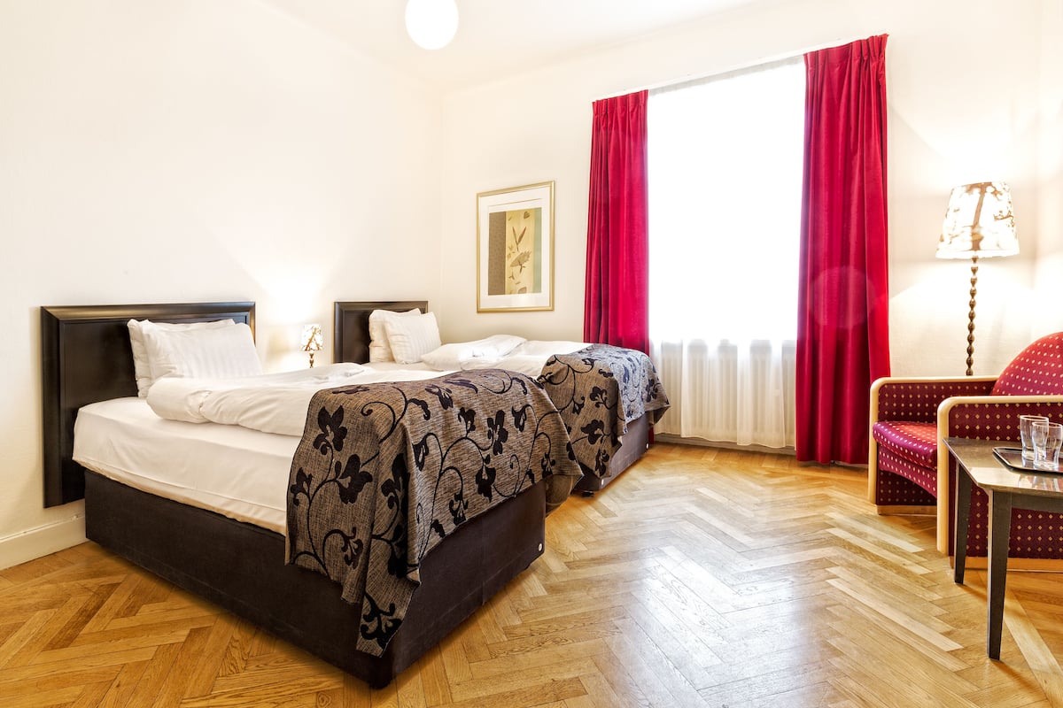 Quarto duplo standard | Roupas de cama antialérgicas, escrivaninha