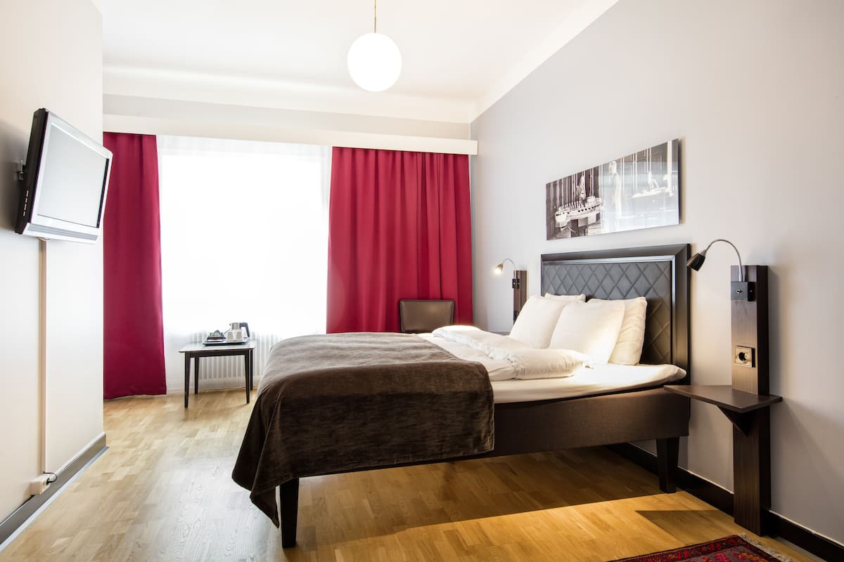 Quarto casal standard, 1 cama Queen (140 cm) | Roupas de cama antialérgicas, escrivaninha