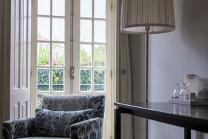 Quarto Twin | Edredões de penas, minibar, cofre no quarto 