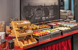 Café da manhã com buffet todos os dias (EUR 25 por pessoa) 