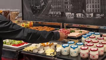 Pequeno-almoço tipo buffet diário (25 EUR por pessoa)