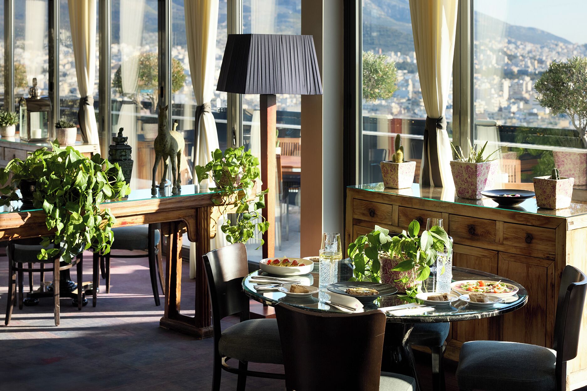 2 restaurantes, almoços servidos, cozinha mediterrânica 