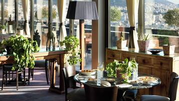 2 restaurantes, almoços servidos, cozinha mediterrânica