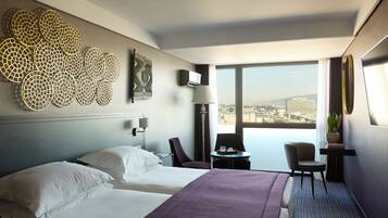 Deluxe Double or Twin, City View | Roupa hipoalergénica, cofre no quarto, cortinas/cortinados opacos