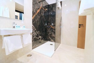 Quarto Triplo Deluxe | Cofre no quarto, secretária, Wi-fi grátis, roupa de cama fornecida 