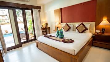Quarto casal luxo, acesso à piscina | Roupas de cama premium, frigobar, cofres nos quartos