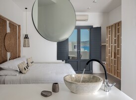 Suíte premium, 1 quarto, vista para o mar | Banheiro | Produtos de toalete grátis, secador de cabelo, toalhas de banho 