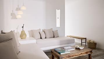 Suite Deluxe, 1 quarto, vista parcial para o mar | Lençóis de algodão egípcio, roupa de alta qualidade, cofre no quarto