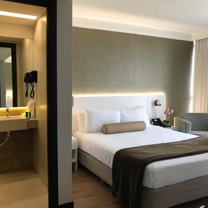 Quarto casal luxo, 1 cama de casal | Sala de estar | TV LCD 32 polegadas com canais a cabo, TV