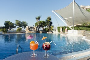 Piscina exterior, espreguiçadeiras