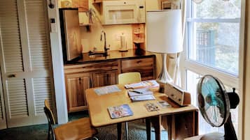 Estúdio Económico, várias camas, kitchenette, Vista para a cidade | Refeições no quarto