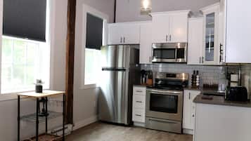 Quarto (The River Walk Suite) | Cozinha privada | Uma cafeteira/bule, Produtos de limpeza, Rolo de cozinha