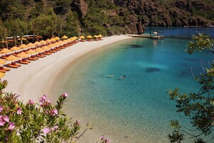 Praia particular nas proximidades, barracas de praia de cortesia 