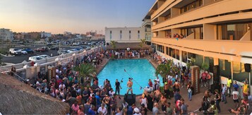 Piscina exterior sazonal, da(s) 10:00 à(s) 20:00, espreguiçadeiras 