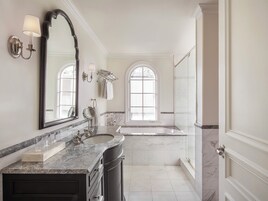 Quarto superluxo | Banheiro | Produtos de toalete de grife, secador de cabelo, roupões de banho 