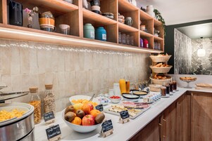 Café da manhã com buffet diário (EUR 16 por pessoa) 