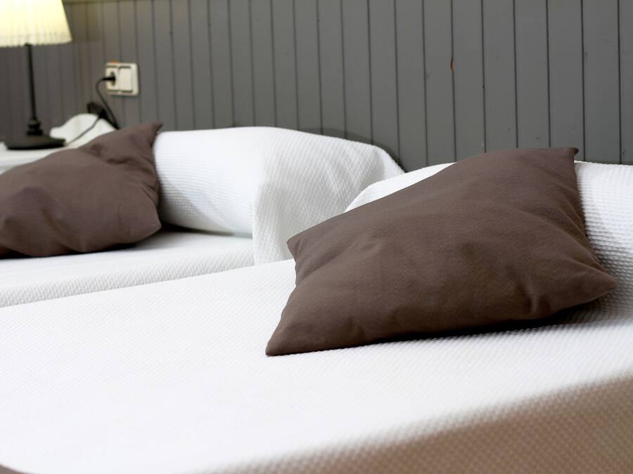 Quarto Duplo (2 Adults and 1 Child) | Secretária, berços/camas para crianças grátis, camas desdobráveis