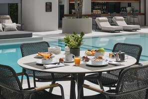 Piscina exterior, espreguiçadeiras 