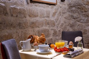 Café da manhã com buffet todos os dias (EUR 14 por pessoa) 