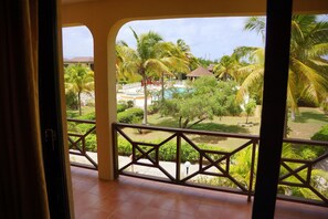 Suíte estúdio, vista para a piscina | Vista do quarto