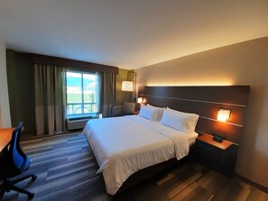 Quarto Standard, 1 cama king-size | Cofre no quarto, secretária, ferro/tábua de engomar