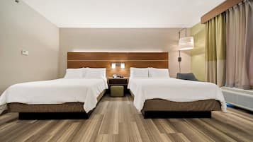 Quarto Standard, 2 camas queen-size (Extra Floor Space) | Cofre no quarto, secretária, ferro/tábua de engomar