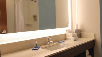 Uma combinação polibã/banheira, artigos de higiene pessoal grátis