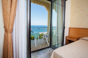 Frigobar, cofres nos quartos, escrivaninha, quartos à prova de som