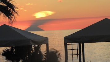 Praia particular, barracas de praia de cortesia, espreguiçadeiras