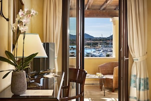 Suíte júnior, vista para o porto, de frente para o mar | Frigobar, cofres nos quartos, individualmente decorados