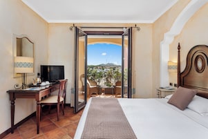 Quarto casal ou duplo superior, vista parcial para o mar | Frigobar, cofres nos quartos, individualmente decorados