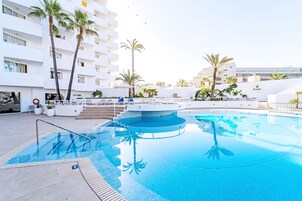 Piscina externa, funciona das 10h às 18h, guarda-sóis, espreguiçadeiras