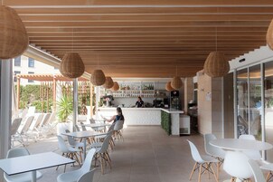 Bar junto à piscina