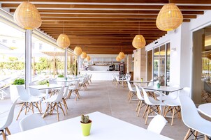 Bar junto à piscina