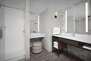 Suite, 1 quarto, banheira de hidromassagem (1 King Bed) | Casa de banho | Artigos de higiene pessoal grátis, um secador de cabelo