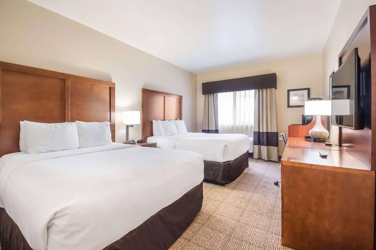 Escrivaninha, cortinas blackout, ferros/tábuas de passar roupa