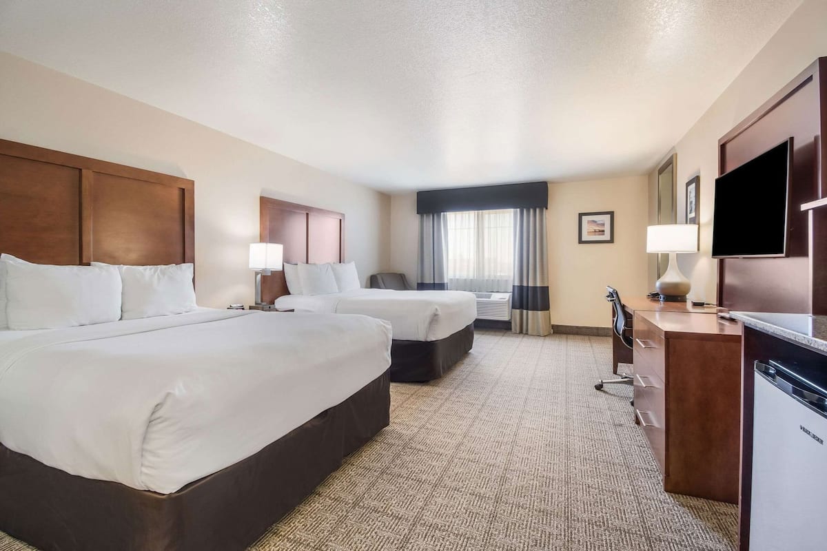 Escrivaninha, cortinas blackout, ferros/tábuas de passar roupa