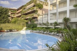 Piscina externa, guarda-sóis, espreguiçadeiras